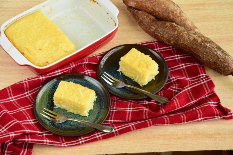 Bolo de mandioca com coco simples e fácil: prepare para o lanche da tarde